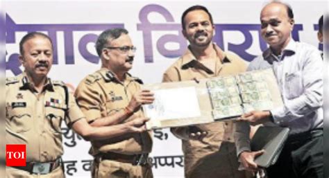 Mumbai Police Commissioner Vivek Phansalkar Returns Stolen Valuables