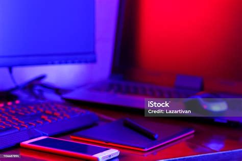 작업 공간 디지털 디자이너 네온 빛에 프리랜서 직장 컴퓨터 그래픽 태블릿 및 스마트 폰 테이블에 블루 핑크 빛의 창의성을 위한 장소 네온에 대한 스톡 사진 및 기타 이미지