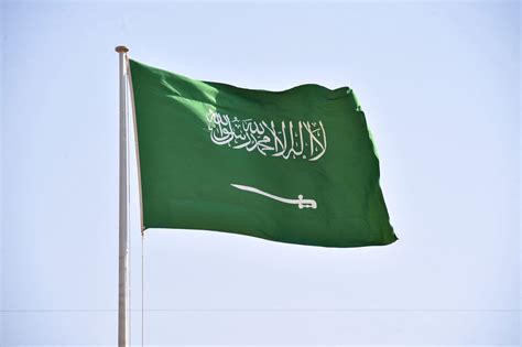 السعودية وزير الشؤون الإسلامية يحذر من المتحزبين المتخندقين وراء