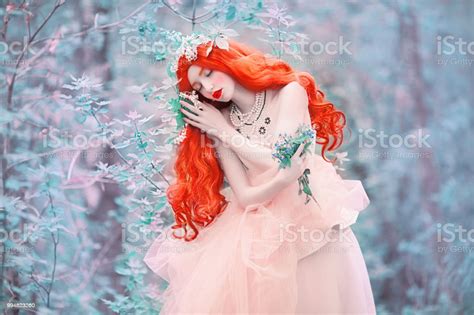 목에는 목걸이 함께 아름 다운 빨간 머리 미술 공주 Bkue 봄 배경에 긴 머리 빨간 입술 창백한 피부와 젊은 특이 한 여자 구슬의 고 대 목걸이입니다 미술 사진 빨간