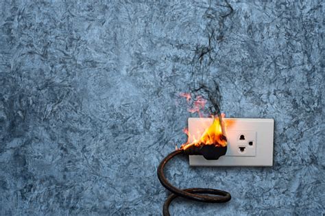 콘크리트 벽에 화재 전선 플러그 리셉터클복사 공간 콘크리트 배경을 노출 고급에 대한 스톡 사진 및 기타 이미지 고급 과도 낮음 Istock