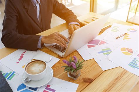 홈 오피스 핸드 키보드에서 일하는 직장 남자에서 노트북을 입력 하는 사업가 사무실에서 노트북에 입력 하는 젊은 사람들의 손 개념에 대한 스톡 사진 및 기타 이미지 Istock