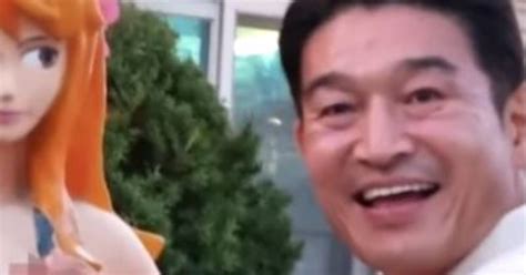 상습 성추행 의혹 양산시의원 女조형물 가슴 만지며 인증샷 미소