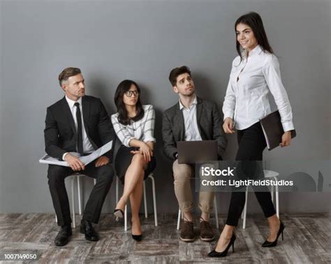 백인 사업가 Multiethnic 동료의 자에 그녀를 보고 하면서 면접에 대 한가 웃 고 취업 면접에 대한 스톡 사진 및 기타 이미지 취업 면접 기업 비즈니스 남자