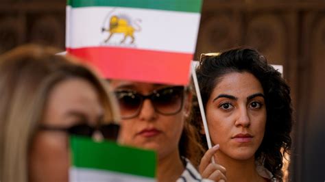 کشته‌شدن مهسا امینی بر سر حجاب؛ روزنامه سپاه بدحجاب راهپیمایی حکومتی