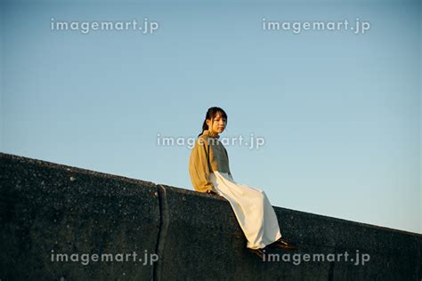 遠くを見る日本人女性の写真素材 186088328 イメージマート