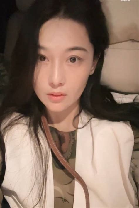 张馨予晒西安游玩vlog 大口吃馅饼表情享受 搜狐大视野 搜狐新闻