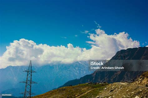롯데 히마찰프라데시 인도에서 히말라야의 보기 파란 하늘 푸른 풀밭 Manali Himachal Pradesh에 대한 스톡