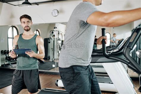英俊帅的男人控制着出汗的成熟男子在健身房里高清图片下载 正版图片506718768 摄图网