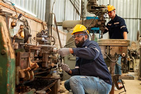 엔지니어 공장 산업은 산업 제조 개념을 위해 자동화 제어 시스템 로봇에 의해 강철 전기를 용접하기 위한 용접 로봇의 안전 유니폼 작업 및 검사 시스템을 착용합니다 제조에