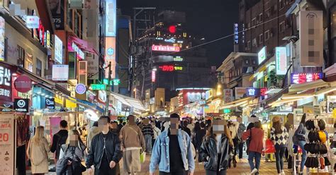 핼러윈데이 저녁 홍대 클럽거리는 ‘시끌벅적 국가애도기간에 이래도 되나 ‘눈살