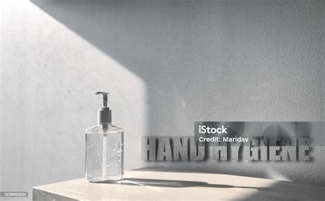 손 위생 코로나 바이러스 예방을위한 손 소독제 배경 공공 장소 사무실및 병원에서 알코올 젤 문지르기 손 소독제로 깨끗한 손을