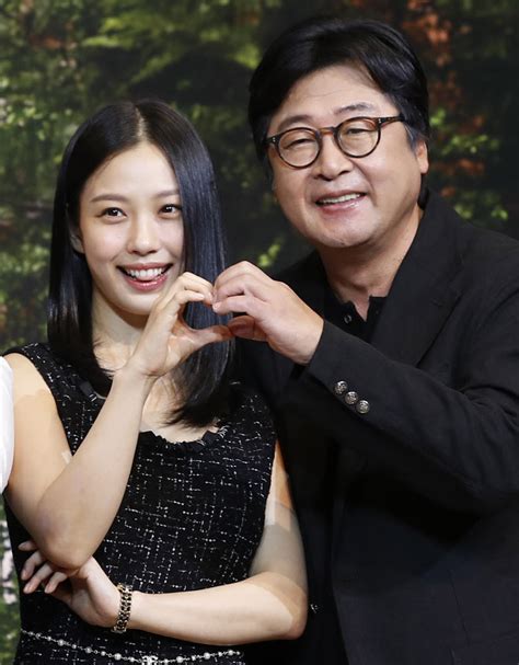 아무도 없는 숲속에서 김윤석 고민시 작은 몸에 다이너마이트 있는 배우