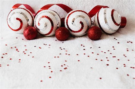 겨울 방학 새해 및 장식 개념 흰색 배경에 빨간색 색종이와 빨간색과 흰색 크리스마스 공 복사 공간을 참조하십시오 크리스마스 플랫 레이 0명에 대한 스톡 사진 및 기타 이미지