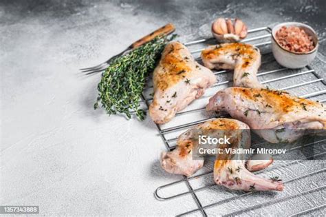 백리향이있는 그릴에 구운 토끼 다리 흰색 배경입니다 맨 위 보기입니다 복사 공간 갈색에 대한 스톡 사진 및 기타 이미지 갈색 건강한 식생활 검은색 Istock