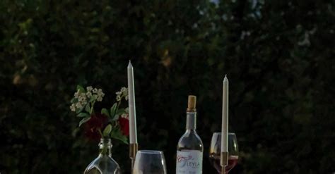 집 밖의 꽃 낭만적인 따뜻한 럭셔리 레저 로맨스 맑은 공기 매우 복잡한 미식가 병 부드러운 조명 분위기 빈티지 서빙 식사 식탁보 아늑한