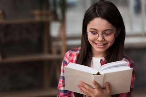 Portrait De Jeune Fille Lisant Un Livre Photo Gratuite