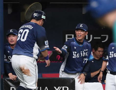 ＜ソ・西＞2回2死二塁、古賀の適時打で生還する中村を迎える松井監督（撮影・後藤 正志） スポニチ Sponichi Annex 野球