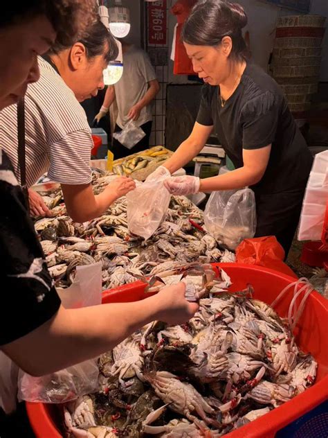 价格大跳水！正大量上市梭子蟹陈佳市民