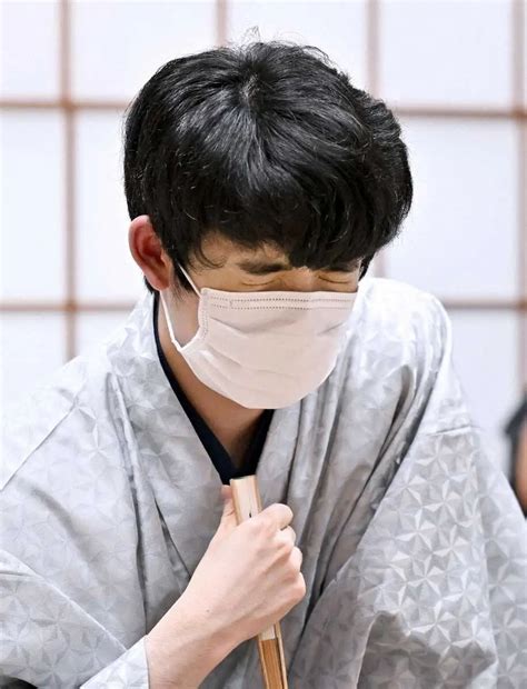 将棋の第64期王位戦7番勝負の第4局で佐々木大地七段に敗れた藤井聡太王位＝16日午後、佐賀県嬉野市 ― スポニチ Sponichi Annex 芸能