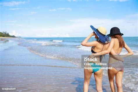 해변에서 수영복을 입은 두 명의 리라상소녀여름 방학 컨셉 2명에 대한 스톡 사진 및 기타 이미지 2명 걷기 관능 Istock