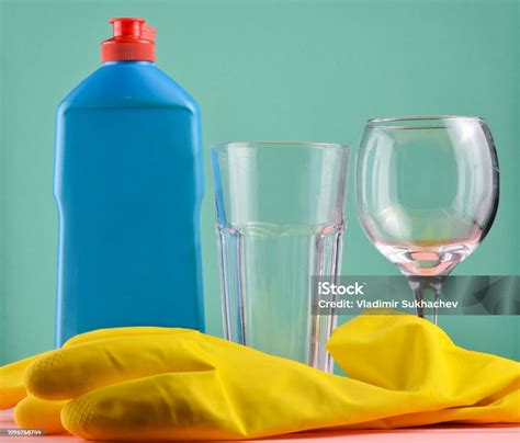 주방용 및 집 청소를 위한 액세서리입니다 주방용입니다 세제 유리 및 파란 배경에 노란 고무 장갑의 병 가사 집안일에 대한 스톡 사진 및 기타 이미지 Istock