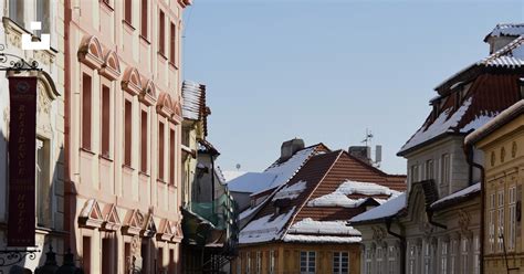 낮 동안 베이지 색 콘크리트 건물 앞에 주차 된 자동차 사진 Unsplash의 무료 자동차 이미지