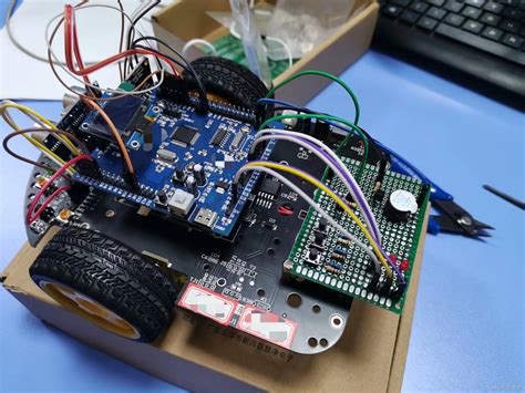 基于stm32103 智能小车实现集合功能：寻迹 0 96寸oled显示 温度检测 超声波测距 颜色识别 点亮led 按键切换功能 红外避障