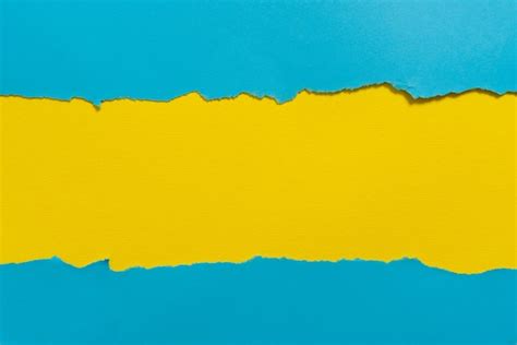 찢어진 종이 아래에 기록된 중요 정보 찢어진 메모장 아래 중요한 발표 찢어진 워크시트 아래에 표시된 중요 데이터 프리미엄 사진