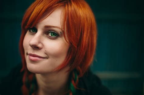 Chica Hermosa Pelirroja Con Profundos Ojos Verdes Foto Premium