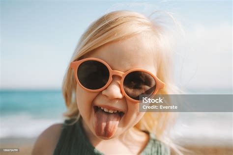 선글라스에 혀 감정 소녀를 고집하는 아이 3 세 아기 산책 에 해변 가족 여행 라이프 스타일 휴가 휴가 아이에 대한 스톡 사진