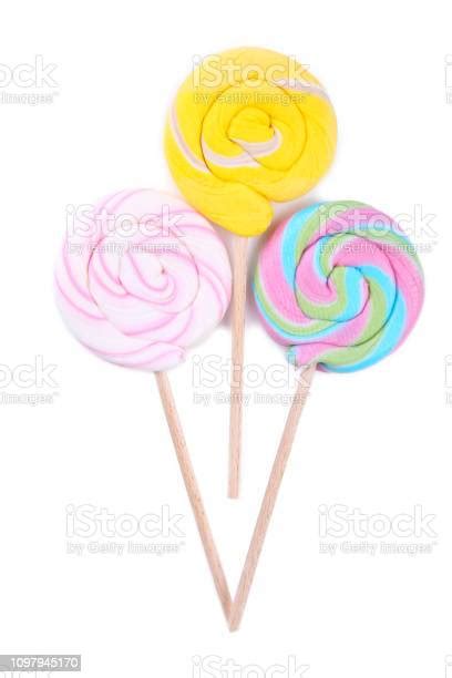 흰색 배경에 고립 된 다채로운 막대 사탕입니다 스튜디오 촬영 과일에 대한 스톡 사진 및 기타 이미지 과일 나선형 대형 Istock