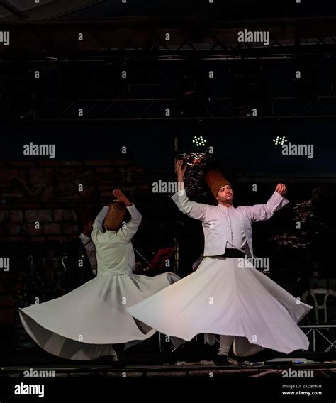 Türkische wirbelnde Tänzer oder Sufi whirling Tänzerinnen der Mevlevi wirbelnder Derwisch