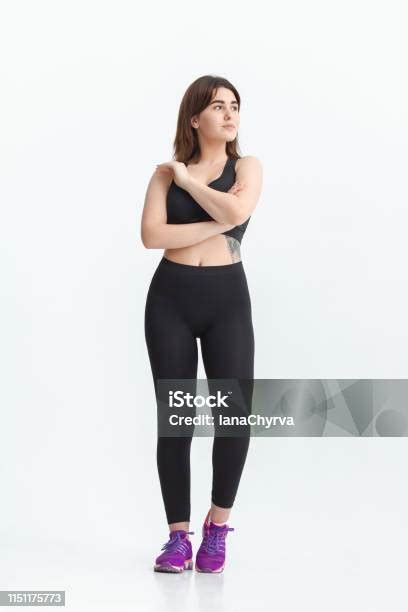 체육관에서 스트레칭 운동복에 검은 머리를 가진 여자 체중 감량을 위한 운동 건강한 생활방식에 대한 스톡 사진 및 기타 이미지
