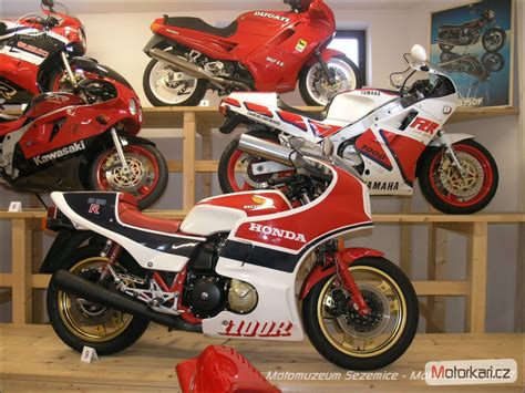 Motomuzeum Youngtimerů Sezemice 70 Až 90 Léta Moto Muzeum Moto