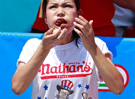 This Woman Eats More Hot Dogs In 10 Minutes Than Most Of Us Eat In A Year