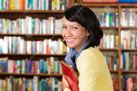 藏书量的亚裔女孩书 库存图片 图片 包括有 成人 藏品 钉书匠 教育 信息 智能 聚会所 学院 28557663