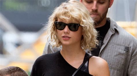 Taylor Swift Hairstyles With Bangs Curly