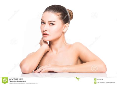 秀丽查出的纵向白色 接触她的面孔的美丽的温泉妇女 完善的新鲜的皮肤 背景查出的白色 纯秀丽 库存照片 图片 包括有 干净 面部