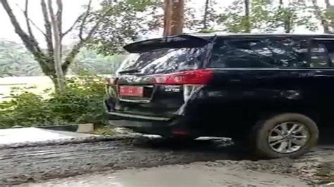 Viral Mobil Pejabat Di Sumsel Dengan Santai Melindas Jalan Yang Baru