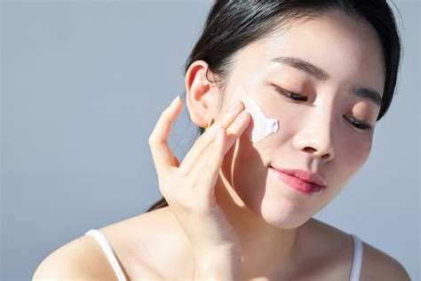 몸에 바디로션 바르는 김에 ‘얼굴까지 발랐다간 후회하는 까닭