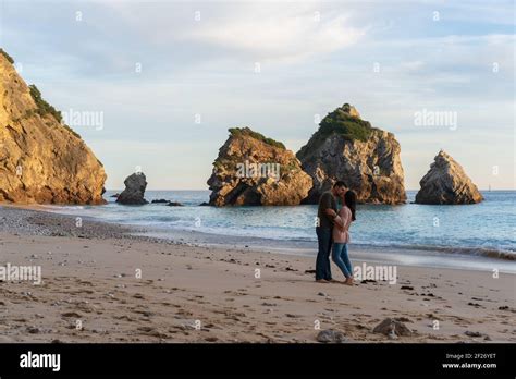 Couple Embrassant Sembrasser Sur La Plage Banque De Photographies Et D