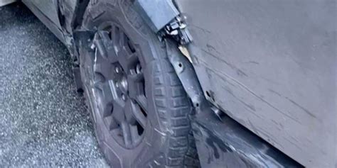 Il Primo Incidente Del Tesla Cybertruck Frontale Con Una Toyota Foto
