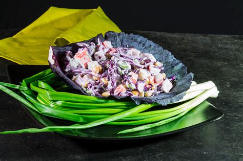 어두운 질감 배경 막대기 게와 블루 양배추 샐러드 요리 재료 0명에 대한 스톡 사진 및 기타 이미지 0명 건강한 생활방식 골파 Istock