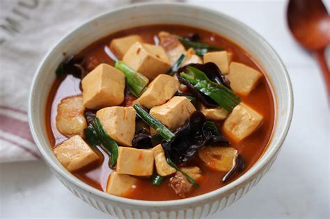 豆腐这样炖太费米饭了，用砂锅煲一锅，滑嫩入味，太适合冬天吃了 哔哩哔哩