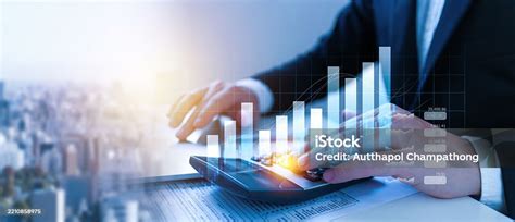 사업가는 노트북 컴퓨터와 계산기 세금 온라인 신고서를 사용하여 지불 회계 재무 조사 정부 세금 및 계산 세금 환급 개념을 제공합니다 경영자에 대한 스톡 사진 및 기타 이미지