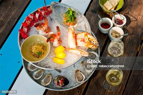 해산물 타워 클래식 한 미국 스테이크 하우스 레스토랑 애피타이저 또는 앙트레 즐겨 찾기 신선한 랍스터 꼬리 굴 눈 게 발톱 킹 게 다리 점보 새우 면도기 조개 캐비어는