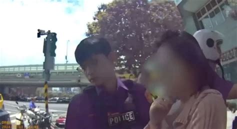 信義路倒過來！北市短裙女中午開喝「逆向蛇行」撞騎士 酒測值曝傻眼了