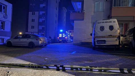 Genç Kız Erkek Arkadaşını Bıçakla öldürdü