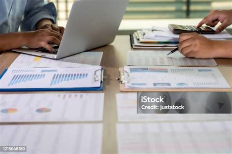 계산기 재무 회계 성과는 재무 문서 데이터 차트 및 그래프를 분석하는 사람 보조 회계의 균형을 맞추기 위해 검색에 대한 스톡
